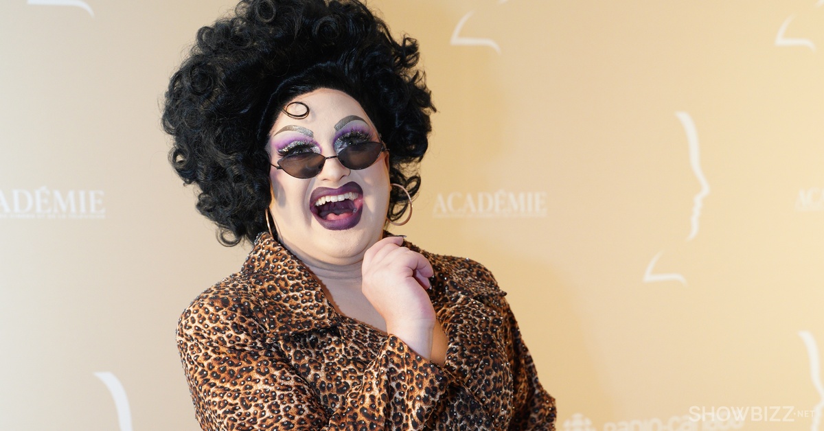 Mona De Grenoble - Personnages - Showbizz.net