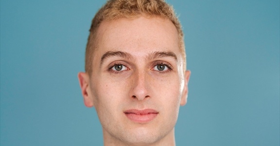 Adam Capriolo - Comédien - Showbizz.net